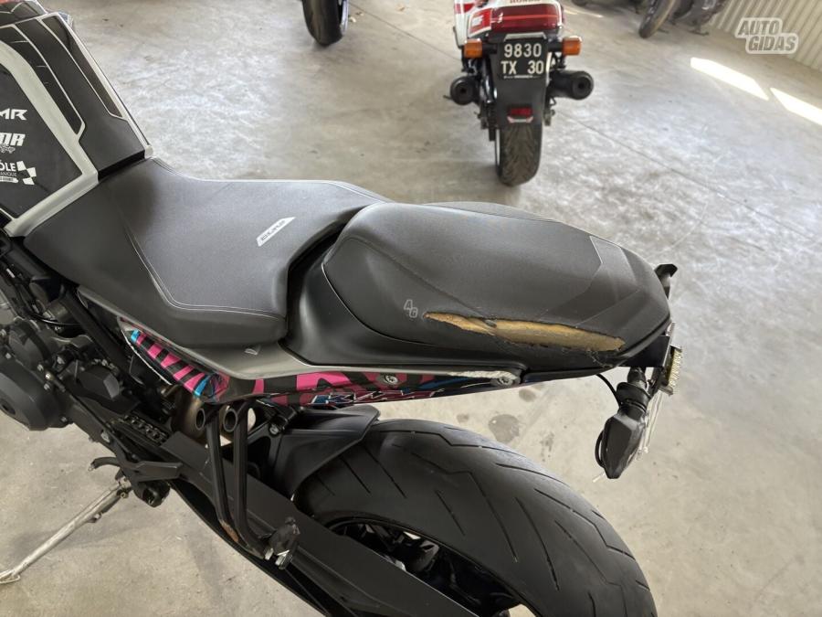 KTM Duke 2023 Kelmė, ar dzinēja tilpumu 0.79 L un nobraukumu 17 tūkst. km par 1830 €, foto 20 vietnē AUTOMOTO.COM.LV