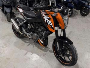 Orange KTM Duke 2011 in Siauliai, with an engine capacity of 0.13 L and mileage of 36 thousand km for 1250 €, photo 4 on AUTOMOTO.COM.LV