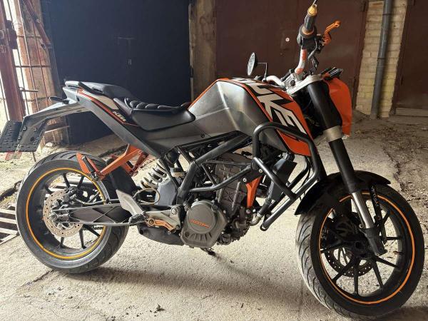 Orange KTM Duke 2011 in Kaunas, with an engine capacity of 0.13 L and mileage of 18 thousand km for 1550 €, photo 3 on AUTOMOTO.COM.LV