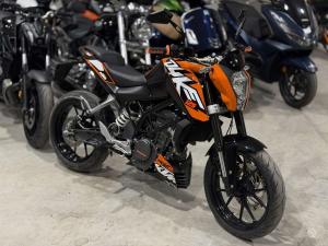 Oranžs KTM Duke 2012 Šauļi, ar dzinēja tilpumu 0.13 L un nobraukumu 7 tūkst. km par 1800 €, foto  vietnē AUTOMOTO.COM.LV