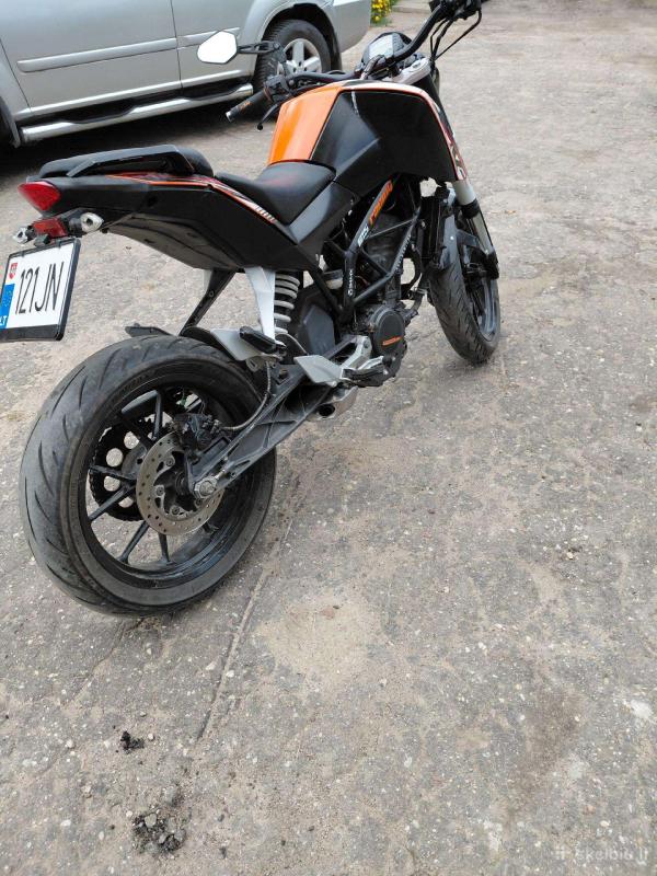 Orange KTM Duke 2012 in Marijampole, with an engine capacity of 0.13 L and mileage of 32 thousand km for 1460 €, photo 5 on AUTOMOTO.COM.LV