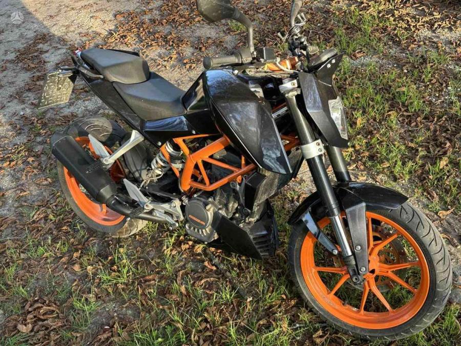 Orange KTM Duke 2012 in Vievis, with an engine capacity of 0.13 L and mileage of 30 thousand km for 1399 €, photo 1 on AUTOMOTO.COM.LV
