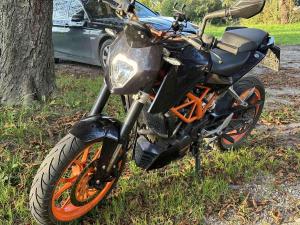 Orange KTM Duke 2012 in Vievis, with an engine capacity of 0.13 L and mileage of 30 thousand km for 1399 €, photo 3 on AUTOMOTO.COM.LV