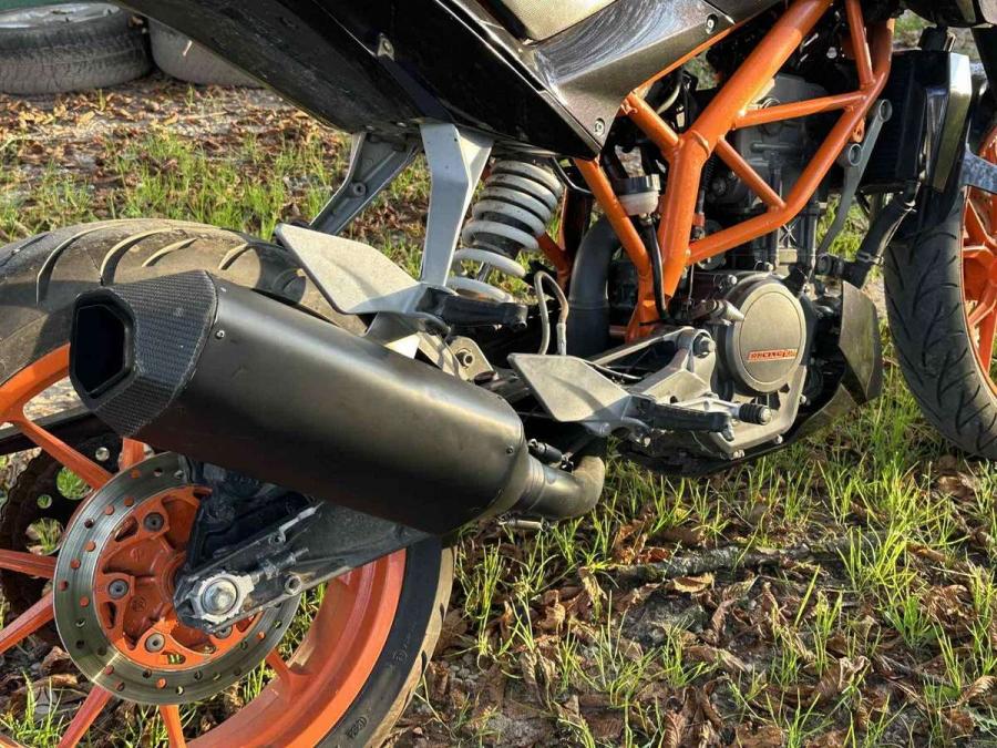 Orange KTM Duke 2012 in Vievis, with an engine capacity of 0.13 L and mileage of 30 thousand km for 1399 €, photo 4 on AUTOMOTO.COM.LV