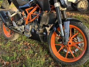 Orange KTM Duke 2012 in Vievis, with an engine capacity of 0.13 L and mileage of 30 thousand km for 1399 €, photo 5 on AUTOMOTO.COM.LV