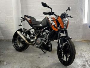 Oranžs KTM Duke 2015 Marijampole, ar dzinēja tilpumu 0.13 L un nobraukumu 25 tūkst. km par 1635 €, foto  vietnē AUTOMOTO.COM.LV