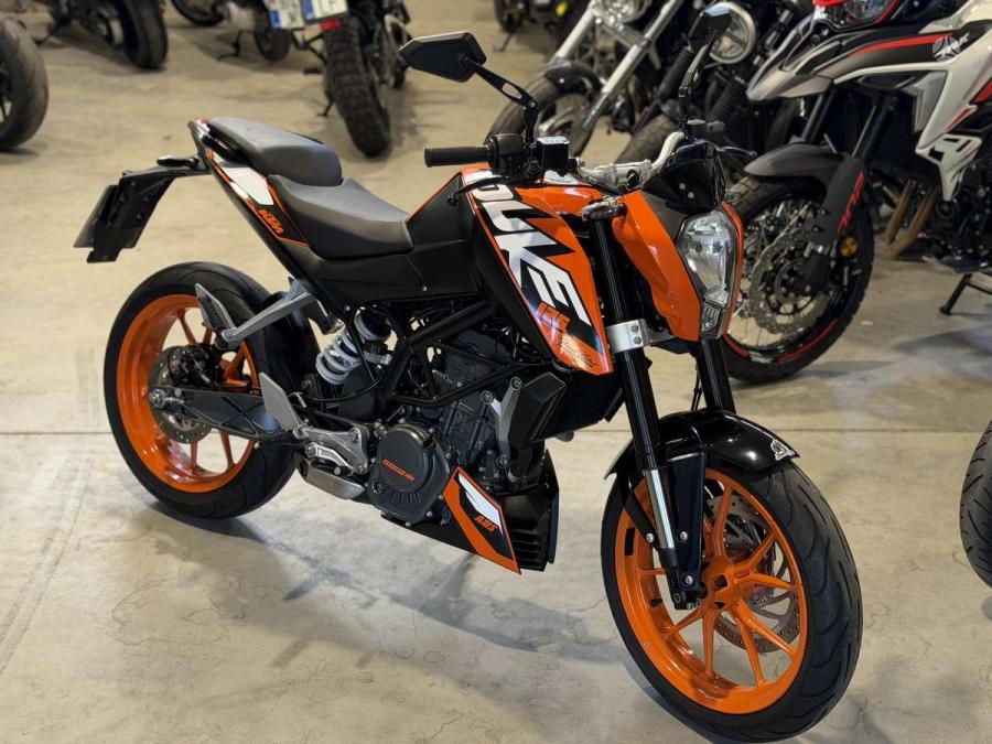 Orange KTM Duke 2016 in Siauliai, with an engine capacity of 0.13 L and mileage of 20 thousand km for 1750 €, photo 4 on AUTOMOTO.COM.LV