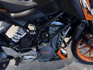 Orange KTM Duke 2016 in Siauliai, with an engine capacity of 0.13 L and mileage of 20 thousand km for 1750 €, photo 7 on AUTOMOTO.COM.LV