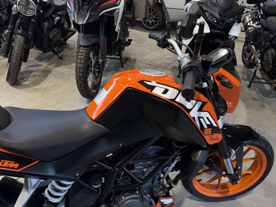 Orange KTM Duke 2016 in Siauliai, with an engine capacity of 0.13 L and mileage of 20 thousand km for 1750 €, photo 8 on AUTOMOTO.COM.LV