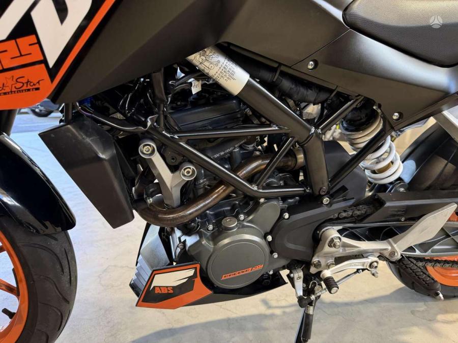 Orange KTM Duke 2016 in Siauliai, with an engine capacity of 0.13 L and mileage of 20 thousand km for 1750 €, photo 18 on AUTOMOTO.COM.LV