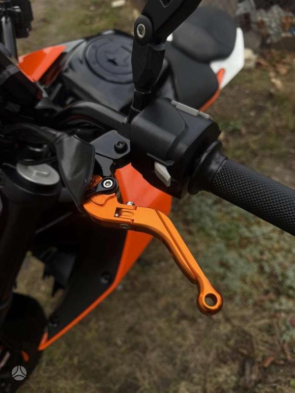 Orange KTM Duke 2017 in Vilkaviskis, with an engine capacity of 0.13 L and mileage of 20 thousand km for 1999 €, photo 8 on AUTOMOTO.COM.LV