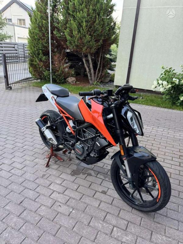 Orange KTM Duke 2017 in Vilnius, with an engine capacity of 0.13 L and mileage of 12 thousand km for 2499 €, photo 3 on AUTOMOTO.COM.LV