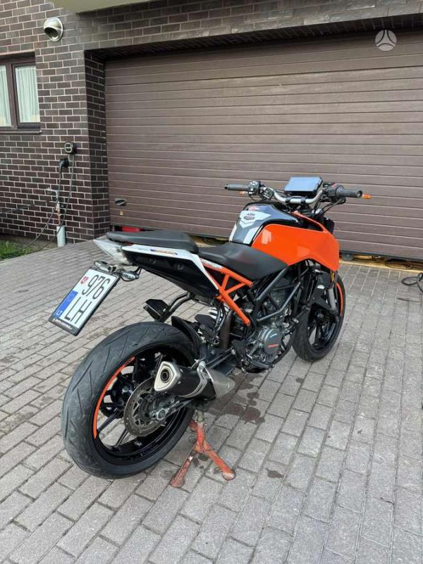 Orange KTM Duke 2017 in Vilnius, with an engine capacity of 0.13 L and mileage of 12 thousand km for 2499 €, photo 4 on AUTOMOTO.COM.LV