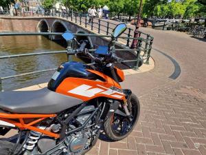 Orange KTM Duke 2018 in Kaunas, with an engine capacity of 0.13 L and mileage of 15 thousand km for 2570 €, photo 6 on AUTOMOTO.COM.LV