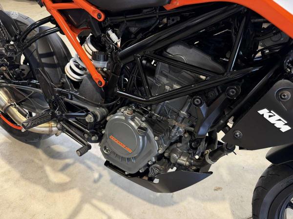Orange KTM Duke 2020 in Siauliai, with an engine capacity of 0.13 L and mileage of 21 thousand km for 2550 €, photo 7 on AUTOMOTO.COM.LV