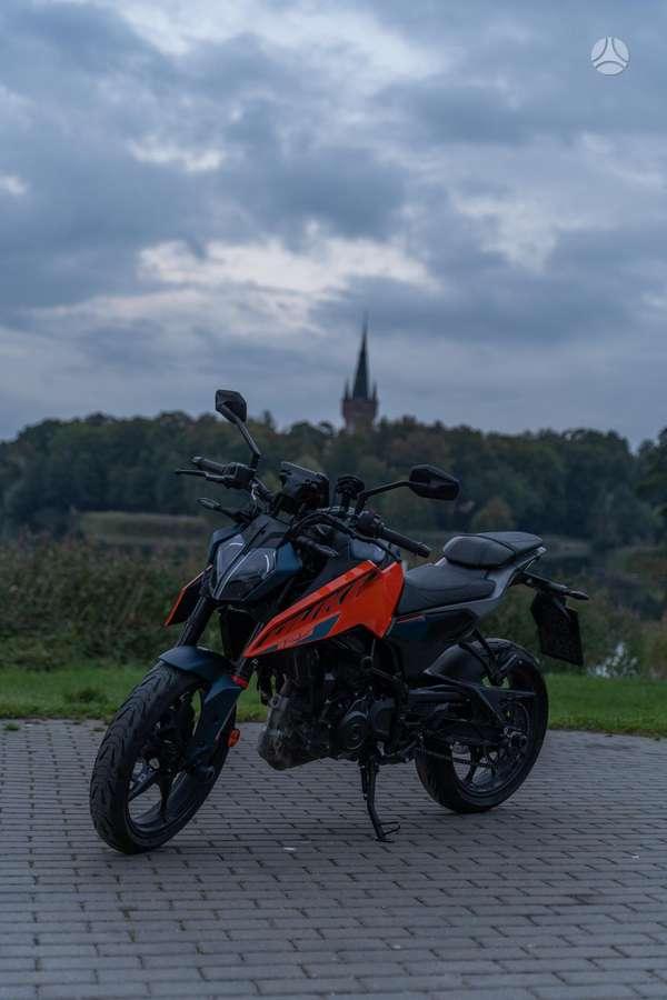 KTM Duke 2024 in Vilnius on AUTOMOTO.COM.LV Orange KTM Duke 2024 in Vilnius, with an engine capacity of 0.13 L and mileage of 8 thousand km for 4000 €, photo 1 on AUTOMOTO.COM.LV