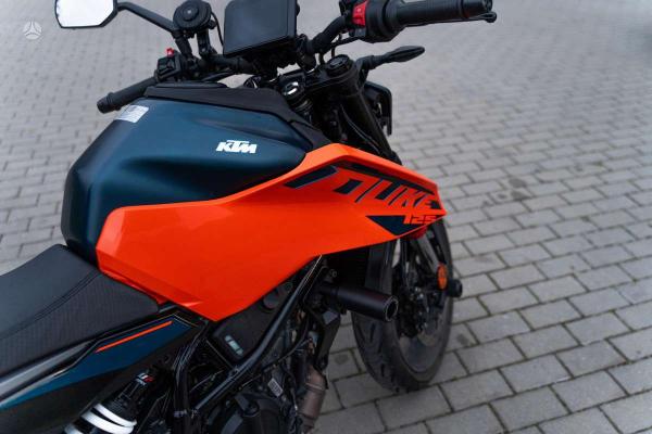 KTM Duke 2024 in Vilnius on AUTOMOTO.COM.LV Orange KTM Duke 2024 in Vilnius, with an engine capacity of 0.13 L and mileage of 8 thousand km for 4000 €, photo 8 on AUTOMOTO.COM.LV