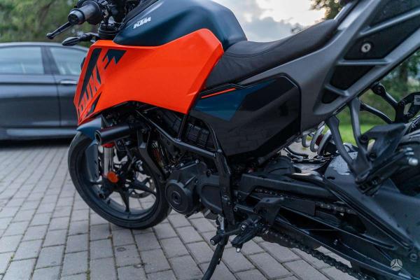 KTM Duke 2024 in Vilnius on AUTOMOTO.COM.LV Orange KTM Duke 2024 in Vilnius, with an engine capacity of 0.13 L and mileage of 8 thousand km for 4000 €, photo 10 on AUTOMOTO.COM.LV