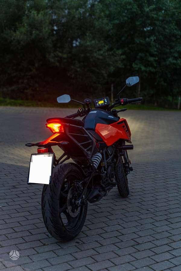 KTM Duke 2024 in Vilnius on AUTOMOTO.COM.LV Orange KTM Duke 2024 in Vilnius, with an engine capacity of 0.13 L and mileage of 8 thousand km for 4000 €, photo 11 on AUTOMOTO.COM.LV