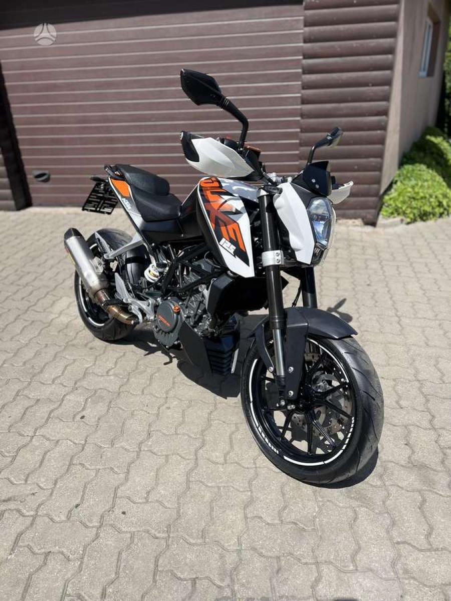 White KTM Duke 2015 in Prienai, with an engine capacity of 0.13 L and mileage of 21 thousand km for 1699 €, photo 1 on AUTOMOTO.COM.LV