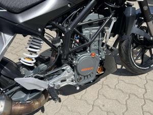White KTM Duke 2015 in Prienai, with an engine capacity of 0.13 L and mileage of 21 thousand km for 1699 €, photo 11 on AUTOMOTO.COM.LV