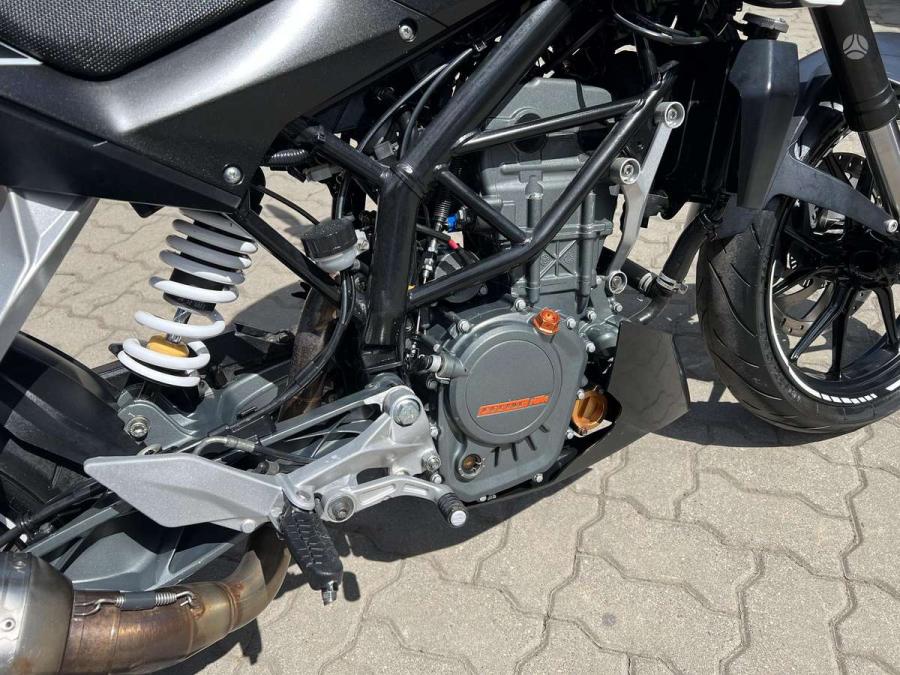 White KTM Duke 2015 in Prienai, with an engine capacity of 0.13 L and mileage of 21 thousand km for 1699 €, photo 11 on AUTOMOTO.COM.LV