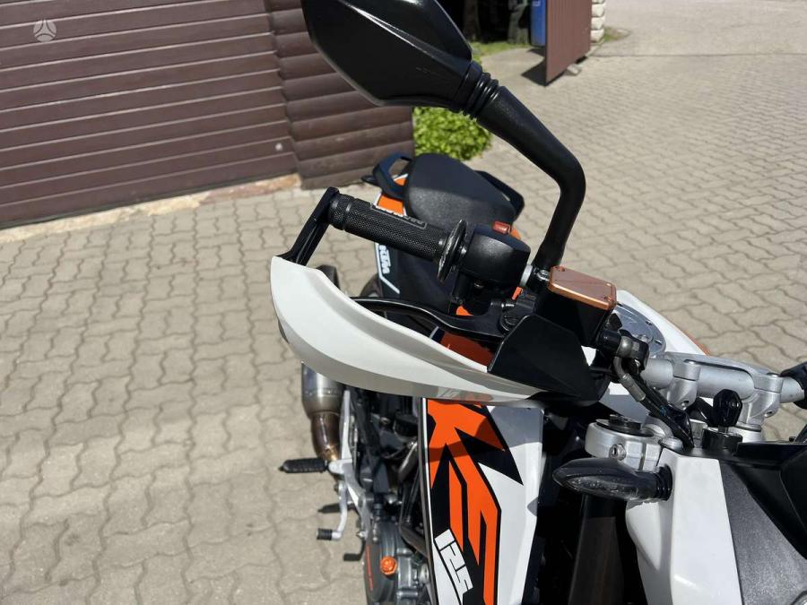 White KTM Duke 2015 in Prienai, with an engine capacity of 0.13 L and mileage of 21 thousand km for 1699 €, photo 14 on AUTOMOTO.COM.LV