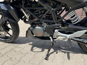 White KTM Duke 2015 in Prienai, with an engine capacity of 0.13 L and mileage of 21 thousand km for 1699 €, photo 18 on AUTOMOTO.COM.LV