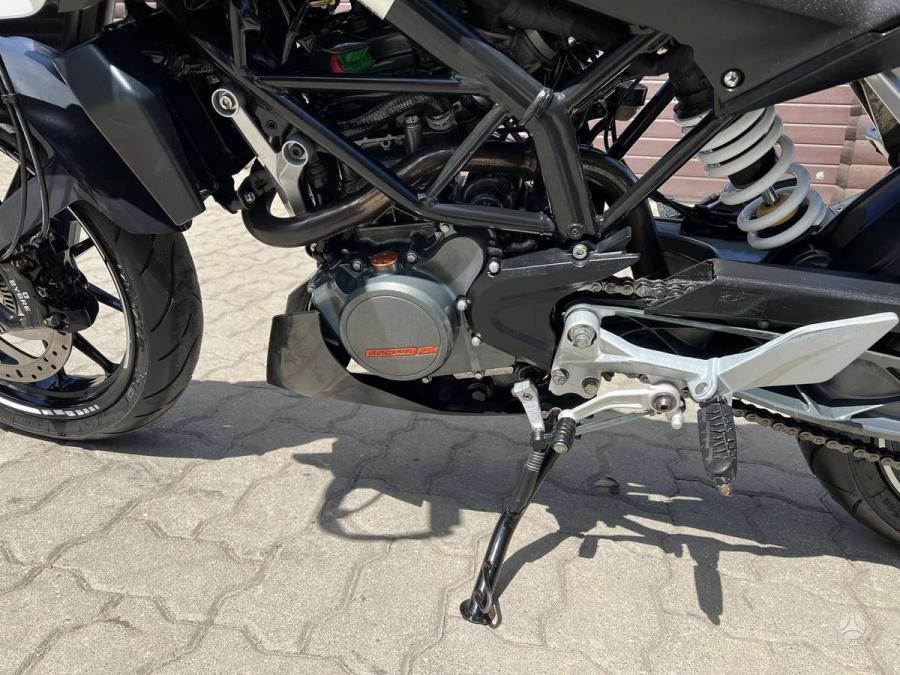 White KTM Duke 2015 in Prienai, with an engine capacity of 0.13 L and mileage of 21 thousand km for 1699 €, photo 18 on AUTOMOTO.COM.LV