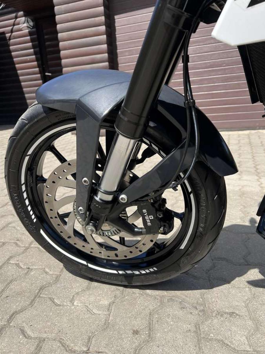 White KTM Duke 2015 in Prienai, with an engine capacity of 0.13 L and mileage of 21 thousand km for 1699 €, photo 19 on AUTOMOTO.COM.LV