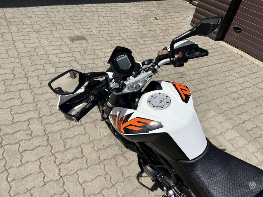 White KTM Duke 2015 in Prienai, with an engine capacity of 0.13 L and mileage of 21 thousand km for 1699 €, photo 20 on AUTOMOTO.COM.LV