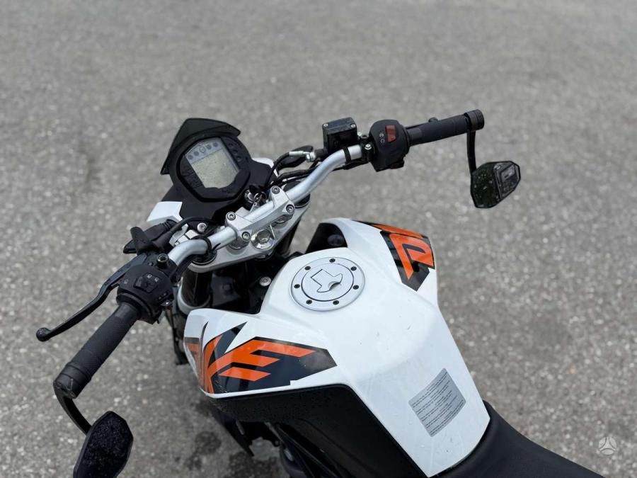 Balts KTM Duke 2015 Kauņa, ar dzinēja tilpumu 0.13 L un nobraukumu 23 tūkst. km par 1950 €, foto 8 vietnē AUTOMOTO.COM.LV