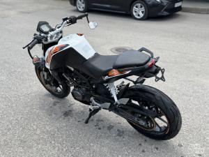 White KTM Duke 2015 in Kaunas, with an engine capacity of 0.13 L and mileage of 0 thousand km for 1850 €, photo 5 on AUTOMOTO.COM.LV