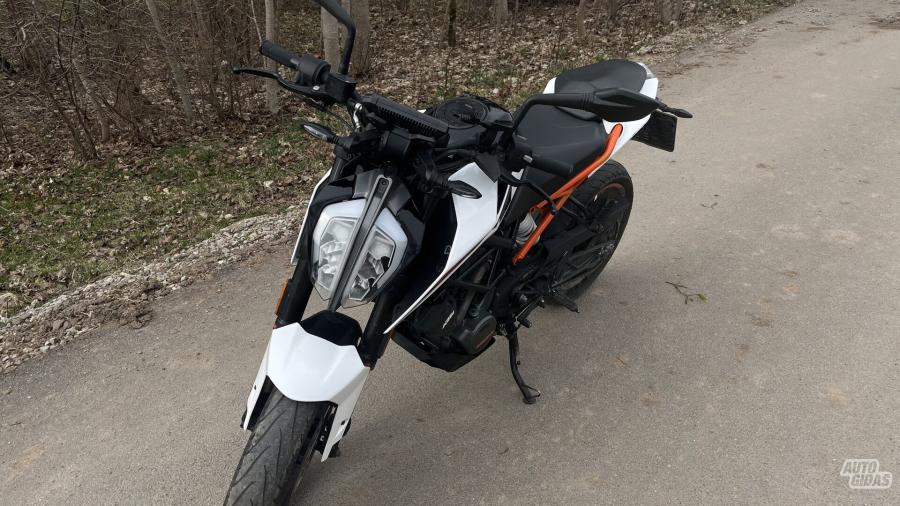 Balts KTM Duke 2017 Vilkaviškis, ar dzinēja tilpumu 0.13 L un nobraukumu 35 tūkst. km par 2700 €, foto 5 vietnē AUTOMOTO.COM.LV