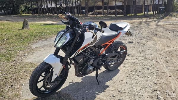 White KTM Duke 2017 in Kaunas, with an engine capacity of 0.13 L and mileage of 0 thousand km for 4500 €, photo 1 on AUTOMOTO.COM.LV