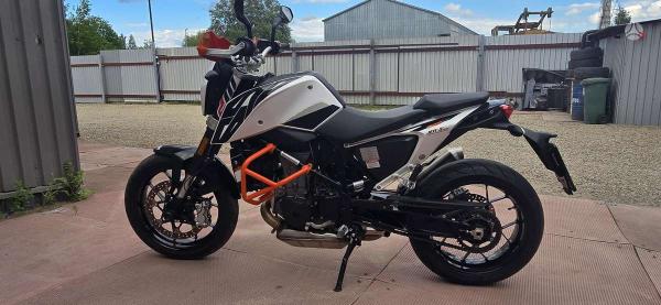 White KTM Duke 2017 in Birzai, with an engine capacity of 0.69 L and mileage of 14 thousand km for 4300 €, photo 1 on AUTOMOTO.COM.LV