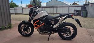White KTM Duke 2017 in Birzai, with an engine capacity of 0.69 L and mileage of 14 thousand km for 4300 €, photo  on AUTOMOTO.COM.LV