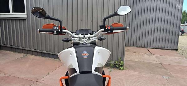 White KTM Duke 2017 in Birzai, with an engine capacity of 0.69 L and mileage of 14 thousand km for 4300 €, photo 3 on AUTOMOTO.COM.LV