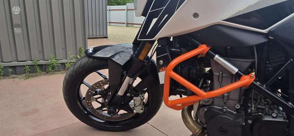 White KTM Duke 2017 in Birzai, with an engine capacity of 0.69 L and mileage of 14 thousand km for 4300 €, photo 7 on AUTOMOTO.COM.LV