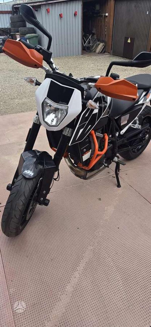 White KTM Duke 2017 in Birzai, with an engine capacity of 0.69 L and mileage of 14 thousand km for 4300 €, photo 8 on AUTOMOTO.COM.LV