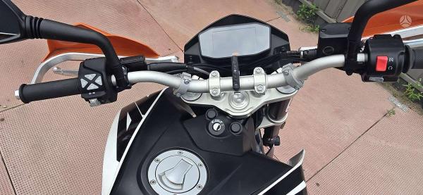White KTM Duke 2017 in Birzai, with an engine capacity of 0.69 L and mileage of 14 thousand km for 4300 €, photo 10 on AUTOMOTO.COM.LV