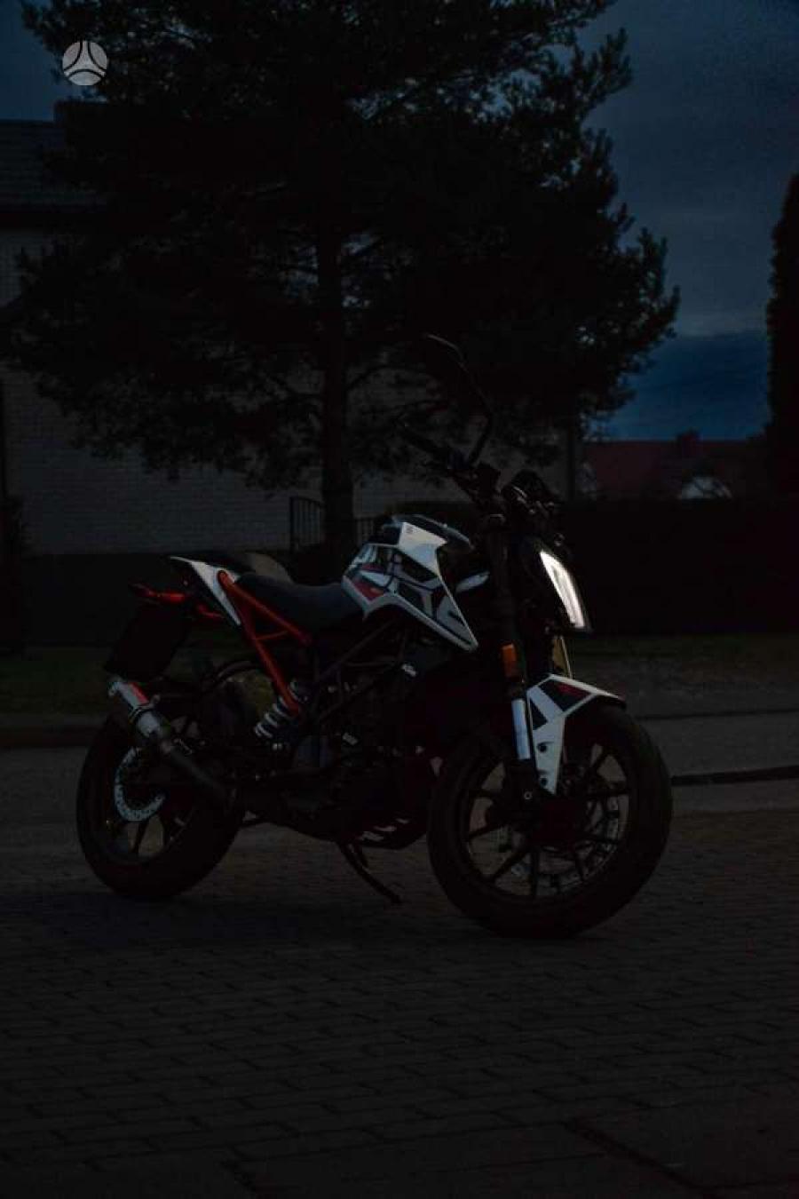 Balts KTM Duke 2017 Gargždai, ar dzinēja tilpumu 0.13 L un nobraukumu 35 tūkst. km par 2000 €, foto 1 vietnē AUTOMOTO.COM.LV