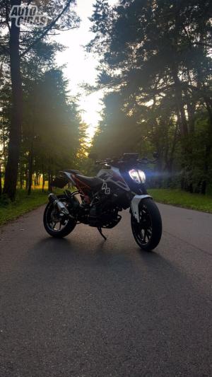 White KTM Duke 2018 in Kaunas, with an engine capacity of 0.13 L and mileage of 30 thousand km for 2350 €, photo  on AUTOMOTO.COM.LV