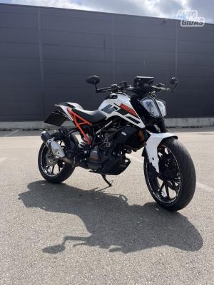 White KTM Duke 2018 in Kaunas, with an engine capacity of 0.13 L and mileage of 30 thousand km for 2350 €, photo 3 on AUTOMOTO.COM.LV