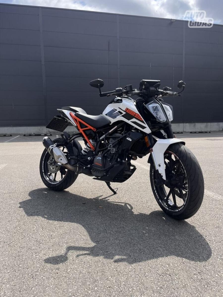 White KTM Duke 2018 in Kaunas, with an engine capacity of 0.13 L and mileage of 30 thousand km for 2350 €, photo 3 on AUTOMOTO.COM.LV
