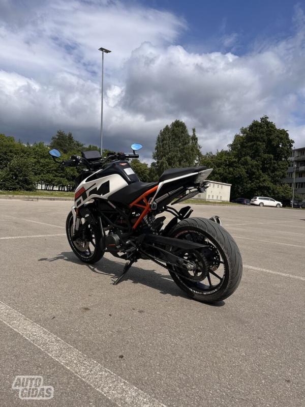 White KTM Duke 2018 in Kaunas, with an engine capacity of 0.13 L and mileage of 30 thousand km for 2350 €, photo 5 on AUTOMOTO.COM.LV