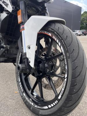 White KTM Duke 2018 in Kaunas, with an engine capacity of 0.13 L and mileage of 30 thousand km for 2350 €, photo 9 on AUTOMOTO.COM.LV