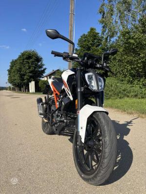 White KTM Duke 2018 in Druskininkai, with an engine capacity of 0.13 L and mileage of 14 thousand km for 2400 €, photo  on AUTOMOTO.COM.LV