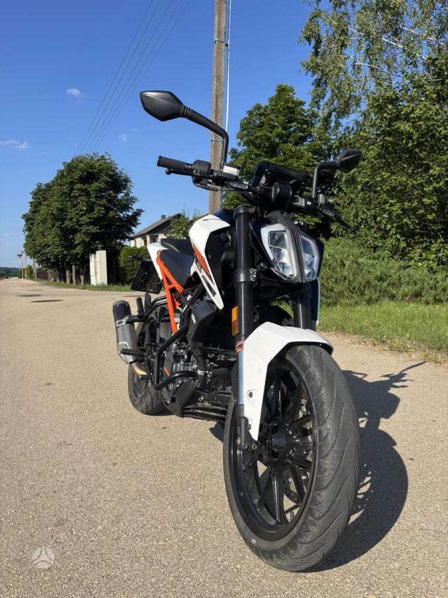 White KTM Duke 2018 in Druskininkai, with an engine capacity of 0.13 L and mileage of 14 thousand km for 2400 €, photo 1 on AUTOMOTO.COM.LV