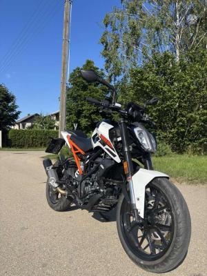 White KTM Duke 2018 in Druskininkai, with an engine capacity of 0.13 L and mileage of 14 thousand km for 2400 €, photo 3 on AUTOMOTO.COM.LV